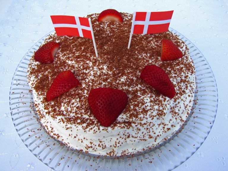 Lagkage med jordbær og marcipan – Layered cake with strawberries and ...